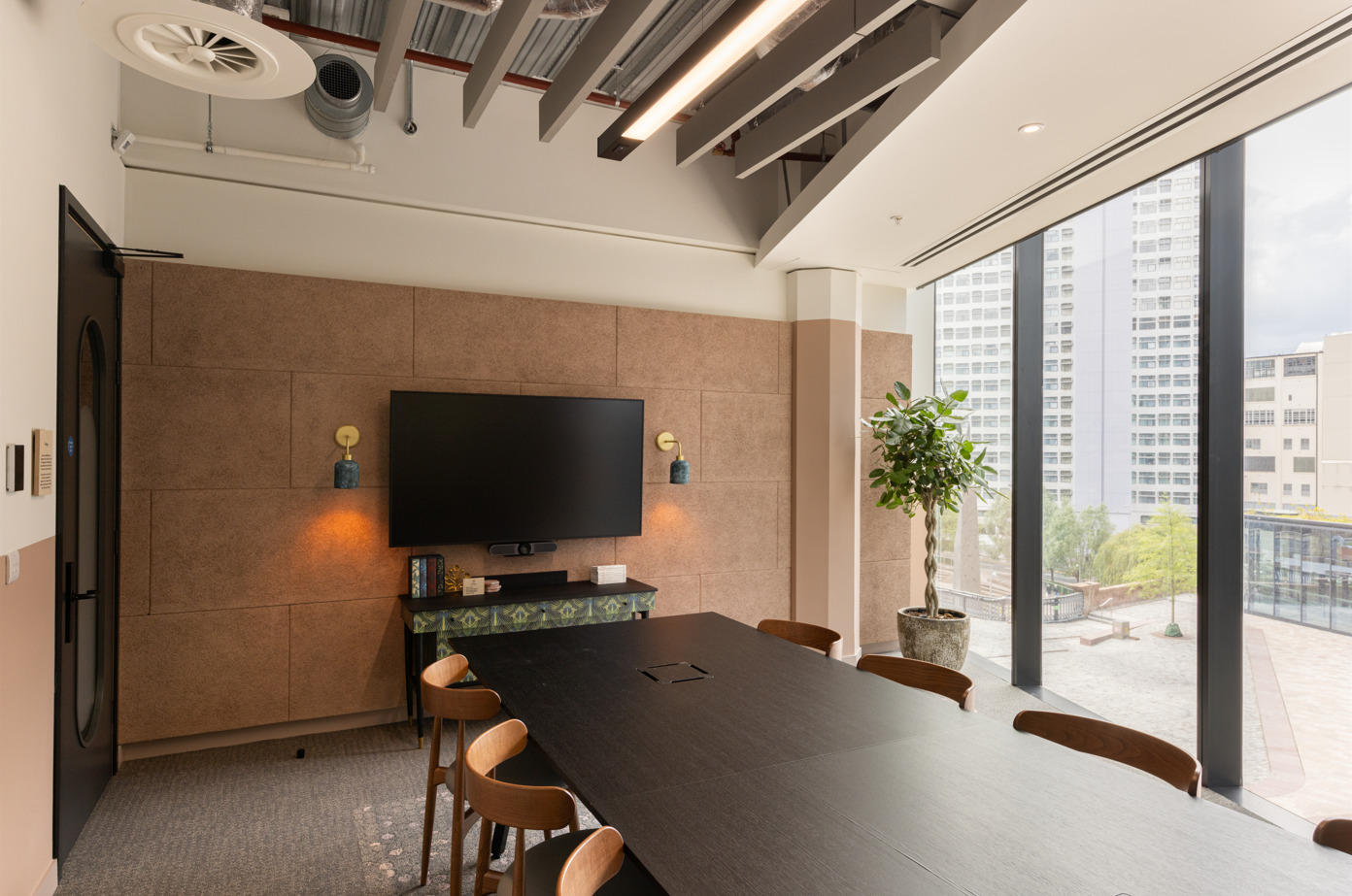 Hire 100 Embankment | Finney Meeting Room | VenueScanner